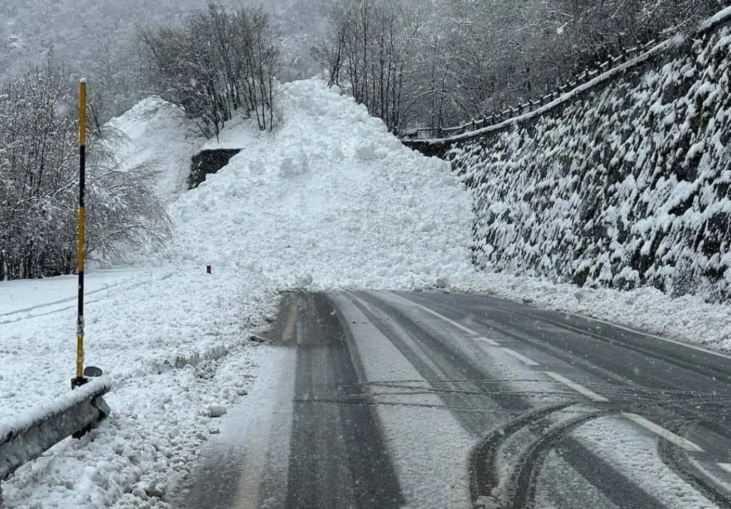 Avalanche Blocks Tunnel In Italy; Heavy Snow, Avalanches And Power ...